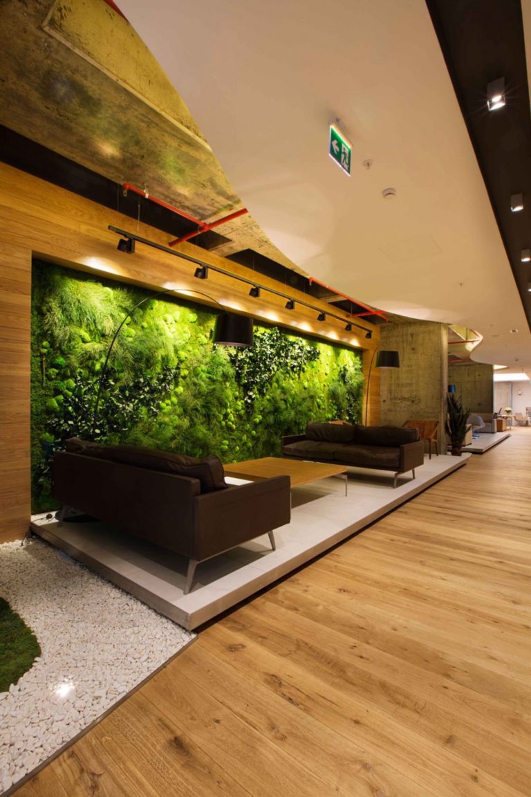 Green Walls - A Cool Design Accent For Offices With Personality
